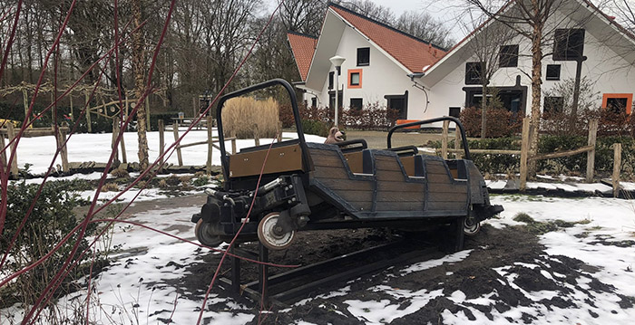 Efteling schenkt oude bobslee aan vakantieverblijf Villa Pardoes ...